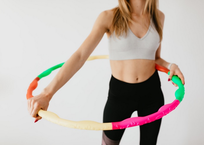 Faire du hula hoop : quels sont les bienfaits